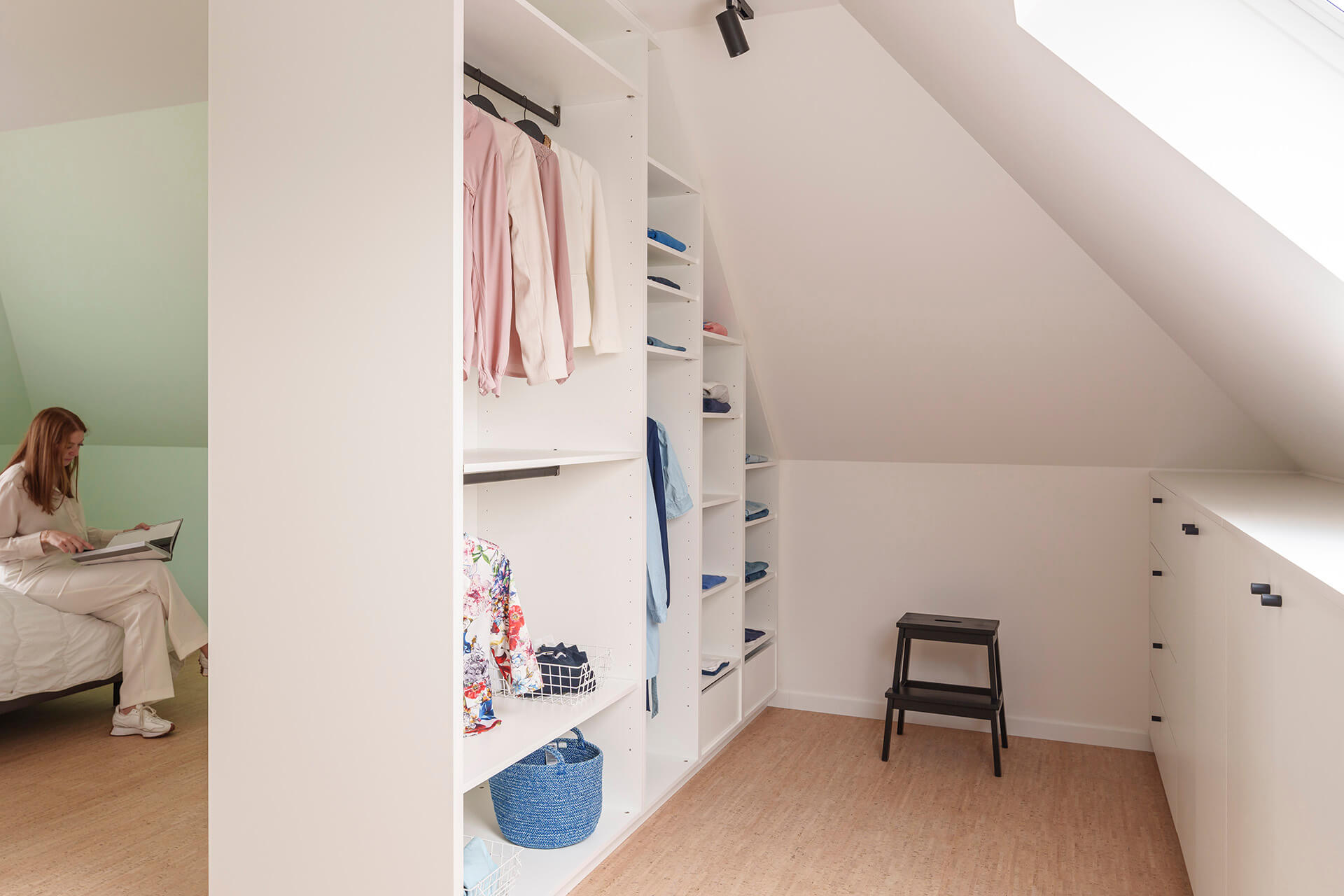 Dé inloopdressing onder een schuin dak | Maatkasten Online