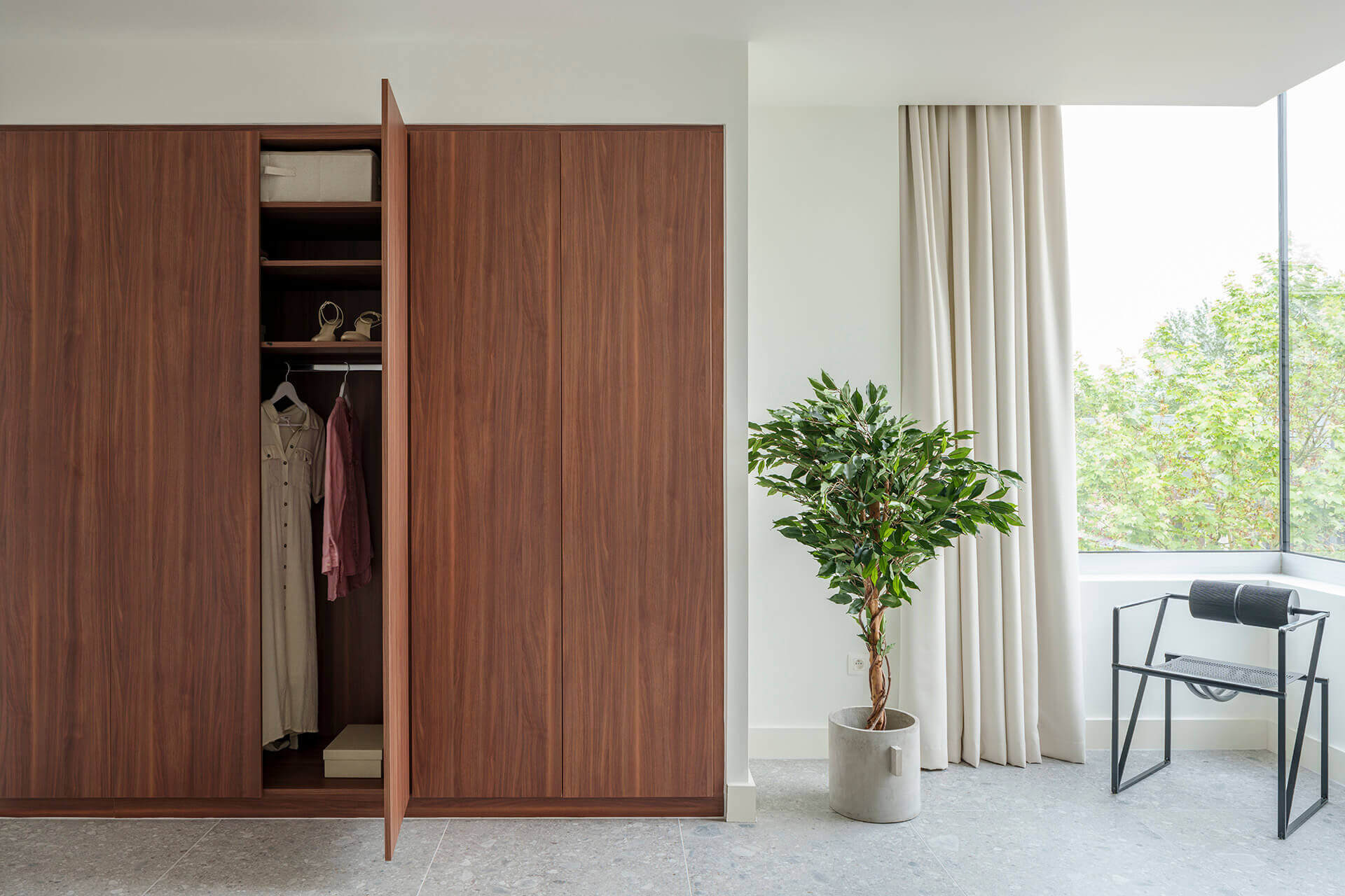 Beautiful walnut wardrobe: Discover Lorenzo Walnut