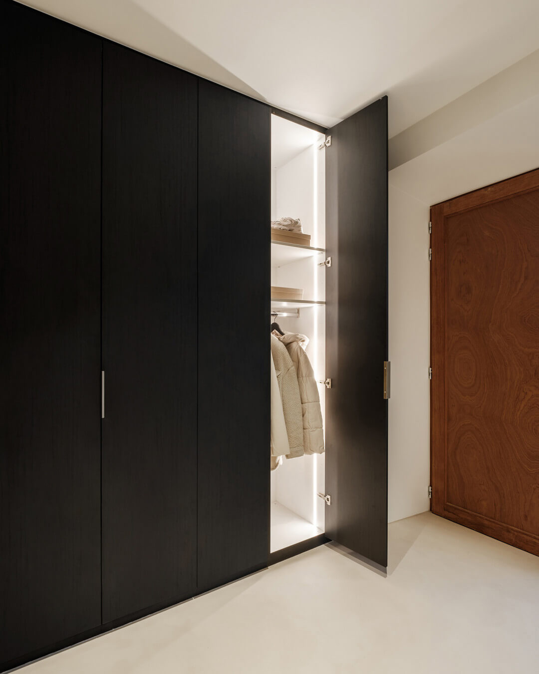 Garde-robe de luxe avec un intérieur raffiné