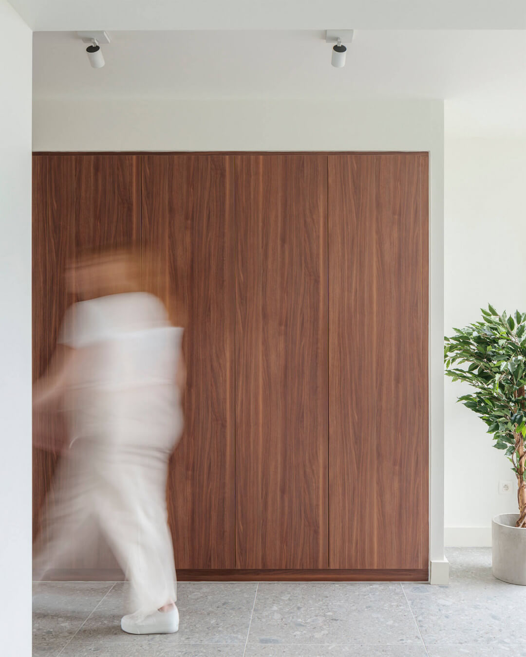 Beautiful walnut wardrobe: Discover Lorenzo Walnut