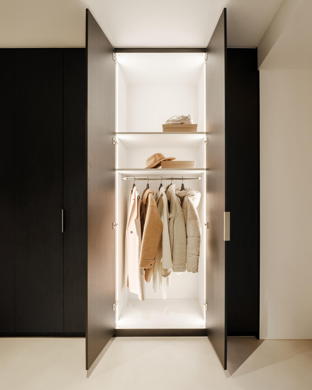 Garde-robe de luxe avec un intérieur raffiné